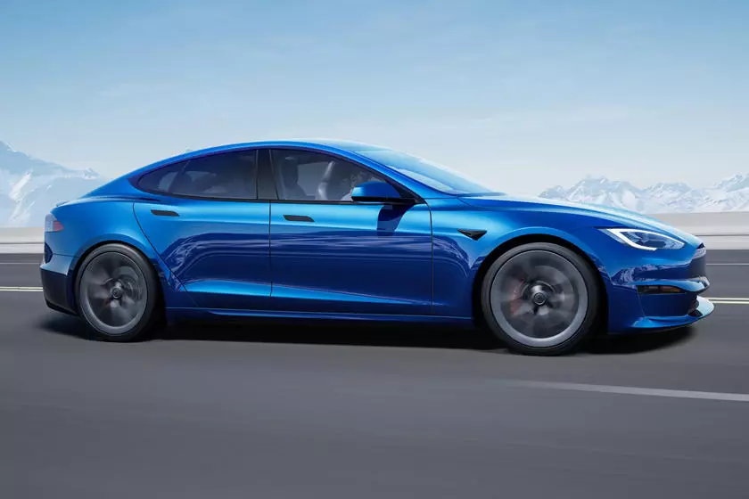 Tesla Model S 2017-2021, вид сбоку, вождение