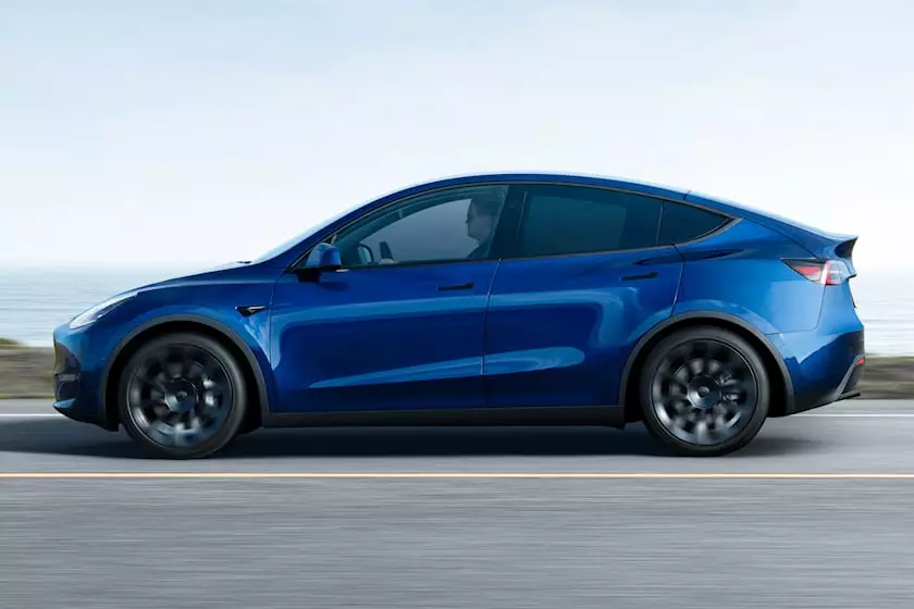 2020–2022 m. „Tesla Model Y“ vairavimas iš šono