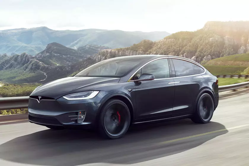 Tesla Model X 2016-2020 гг., вид спереди за рулем
