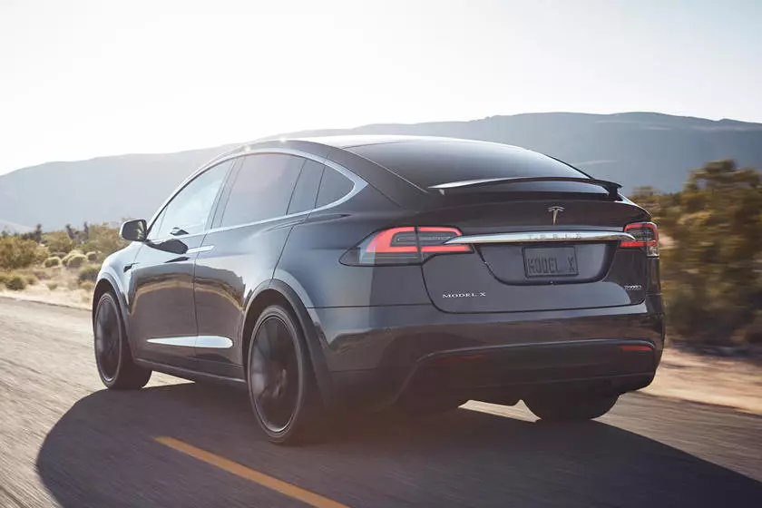 Tesla Model X 2016-2020 гг., вид сзади за рулем