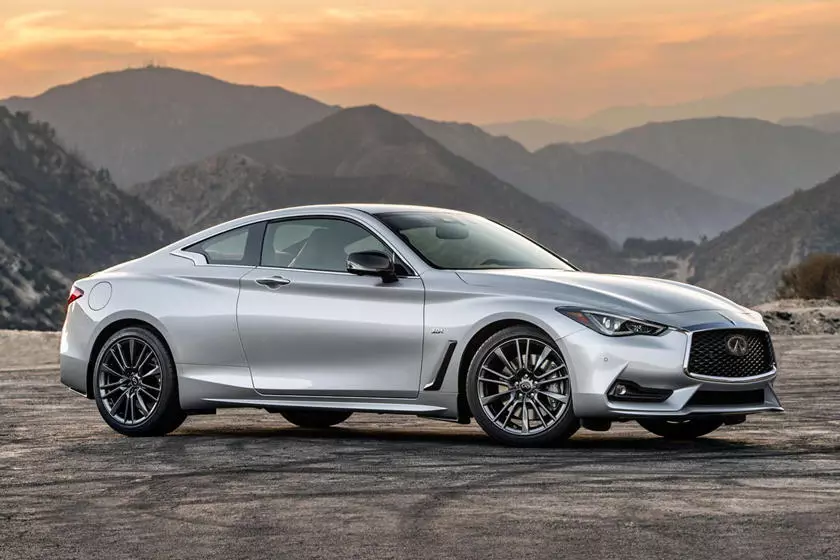 Vista lateral de l'Infiniti Q60 Coupe 2017-2020