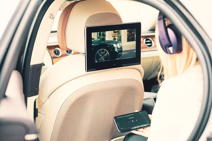 Bentley Flying Spur ۽ Bentayga Epic Rear-Set Entertainment System حاصل ڪريو 46105_6