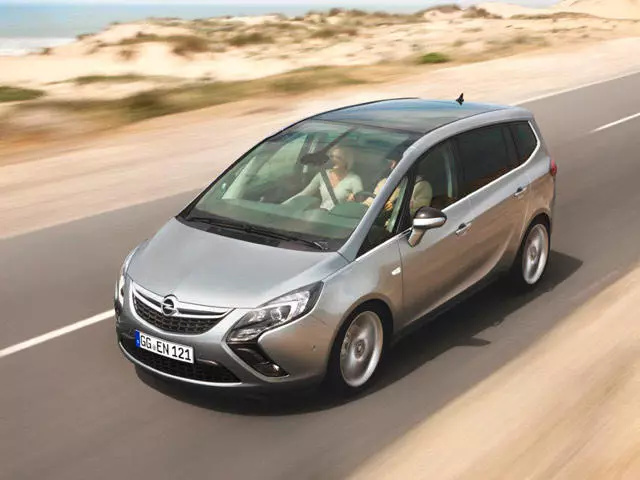 Opel Zafira Tourer MPV 2012 р. повертає 44 милі на галлон 46151_1