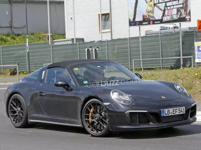 Porscheja smo ujeli, kako je zabijal zadnji žebelj v krsto atmosferskega Porscheja 911 46168_1