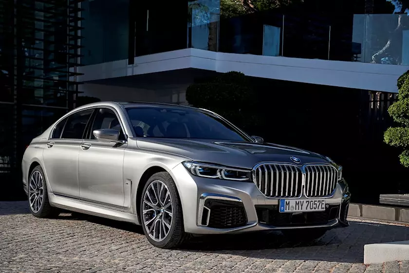 2020-2022 BMW řady 7 Hybrid přední úhel pohledu