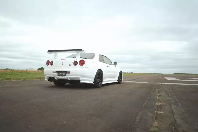 د JDM ډریګ ریس: 900-HP ټیوټا سوپرا vs. 800-HP Nissan GT-R 46351_5