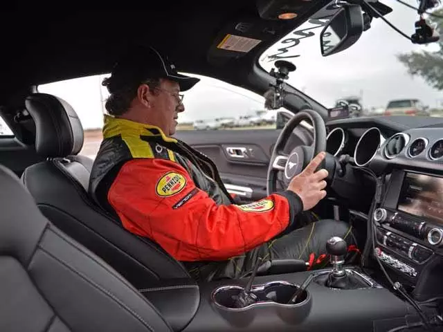 Féach ar Hennessey's Mighty 700-HP Ford Mustang Hit 195 MPH 46486_7