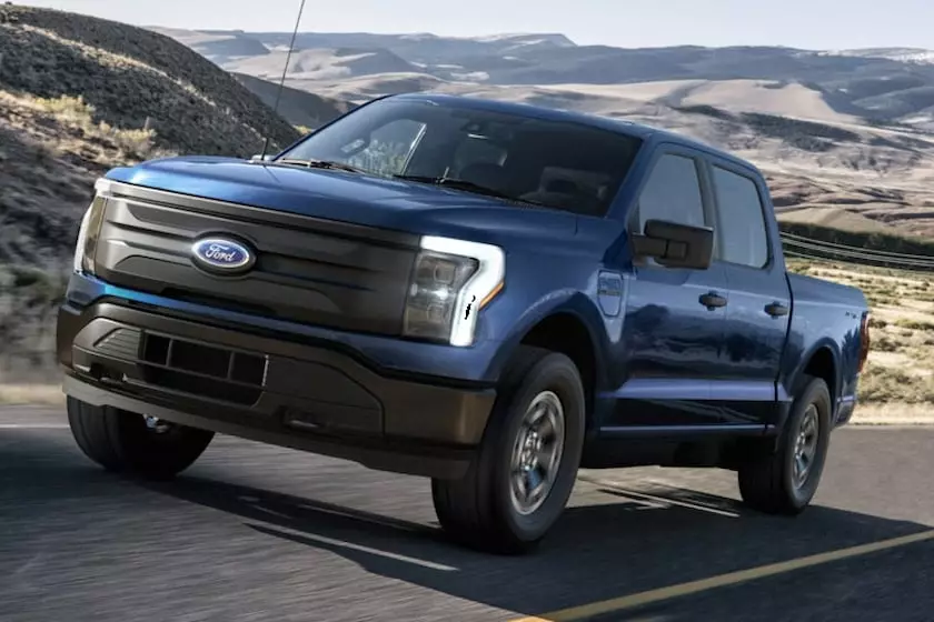 2022 Ford F-150 लाइटनिंग ड्राइविंग फ्रंट एंगल