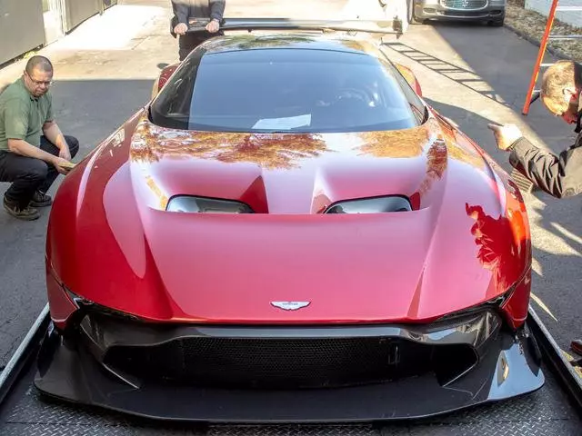 ပြင်းထန်သော Aston Martin Vulcan သည် US တွင်ရောက်ရှိနေသည်။ 46819_1