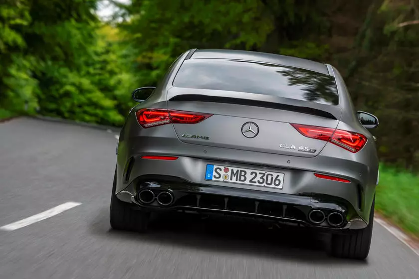 2020 મર્સિડીઝ-બેન્ઝ AMG CLA 45 રીઅર વ્યૂ ડ્રાઇવિંગ