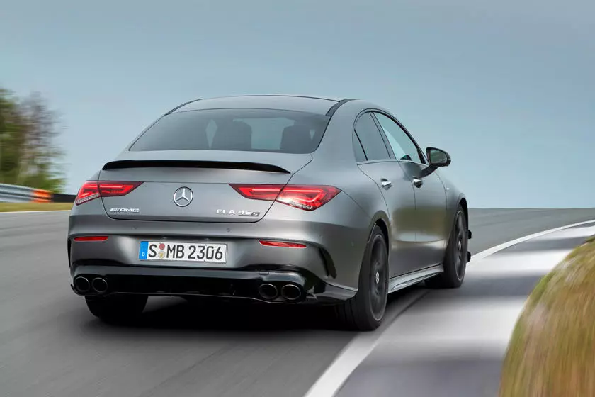 2020 મર્સિડીઝ-બેન્ઝ AMG CLA 45 રીઅર વ્યૂ ડ્રાઇવિંગ