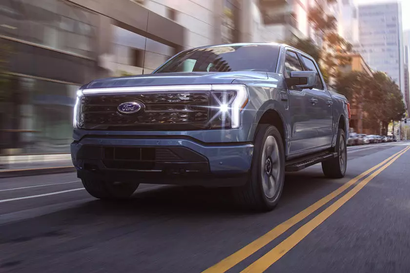 2022 Ford F-150 Lightning Driving Angolo anteriore