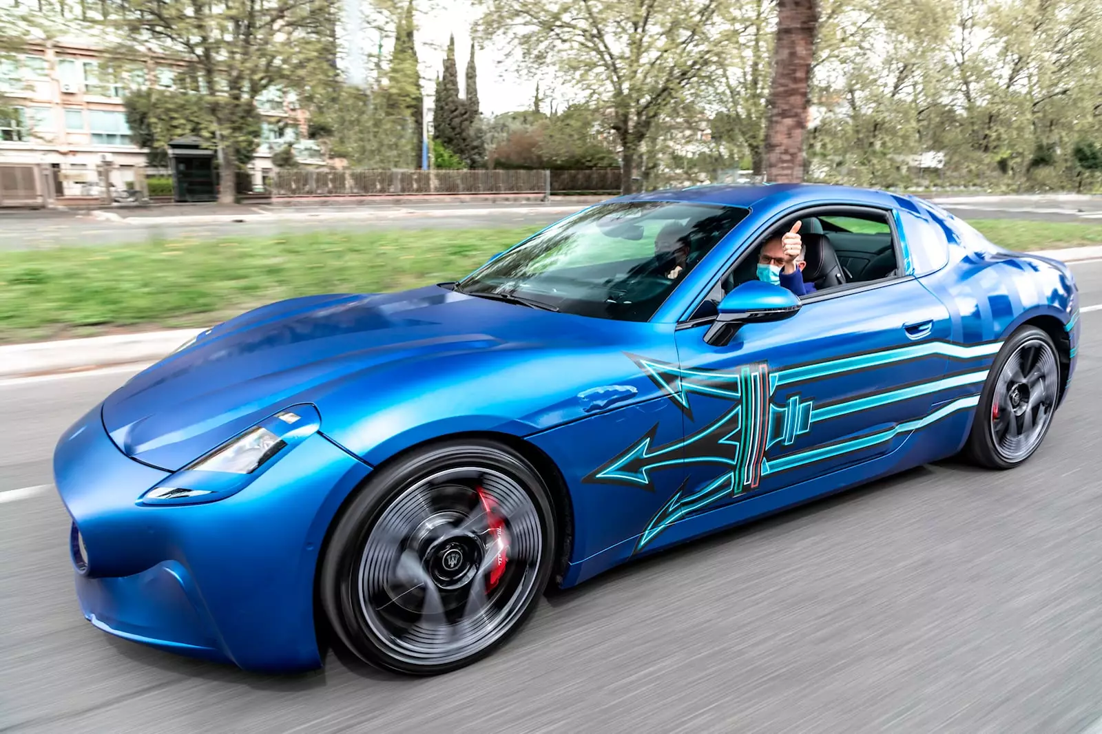 Το ηλεκτρικό GranTurismo της Maserati περιφέρεται σιωπηλά στους ρωμαϊκούς δρόμους