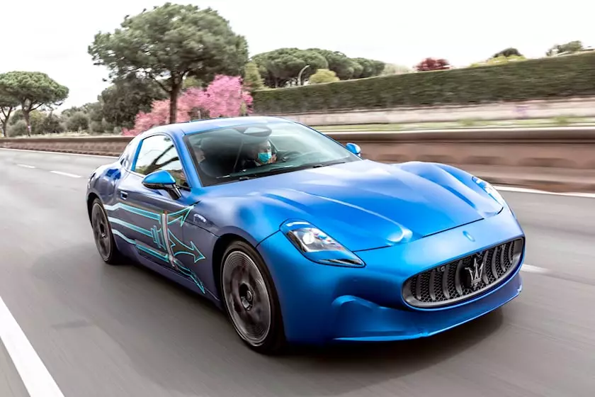Το ηλεκτρικό GranTurismo της Maserati περιφέρεται σιωπηλά στους ρωμαϊκούς δρόμους 472_1