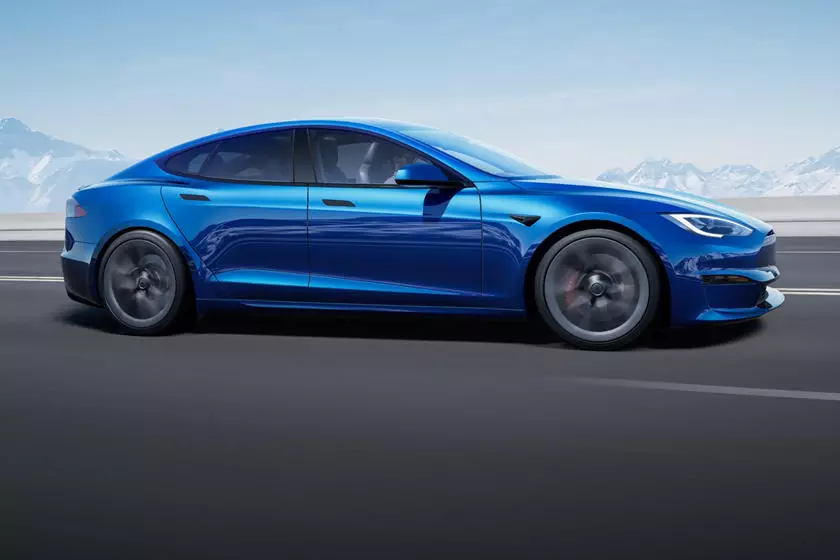 2021 Tesla Model S Kockás oldalsó perspektivikus vezetés