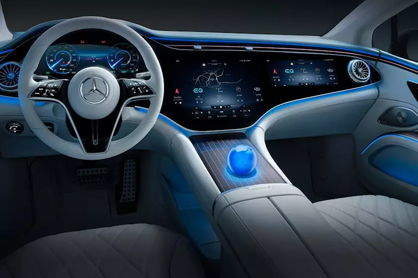 Mercedes inventează o minge de cristal plutitoare pentru a controla infotainment 47685_1