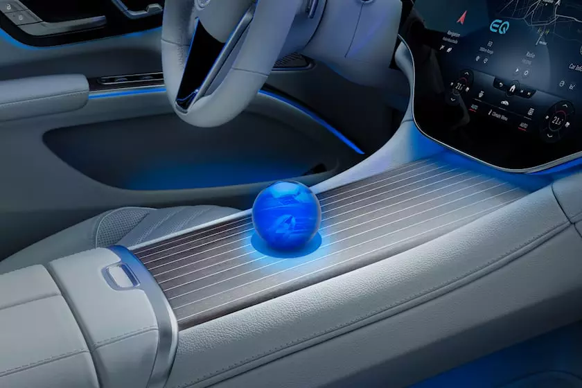 Mercedes Invents Floating Crystal Ball Los Tswj Infotainment 47685_2