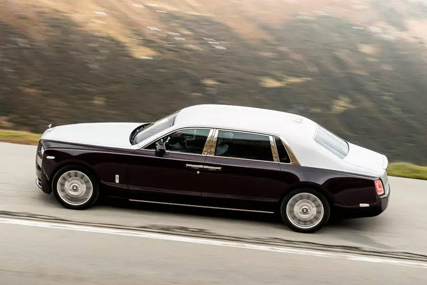 Rolls-Royce Phantom 2018-2021 года, выгляд збоку за рулём