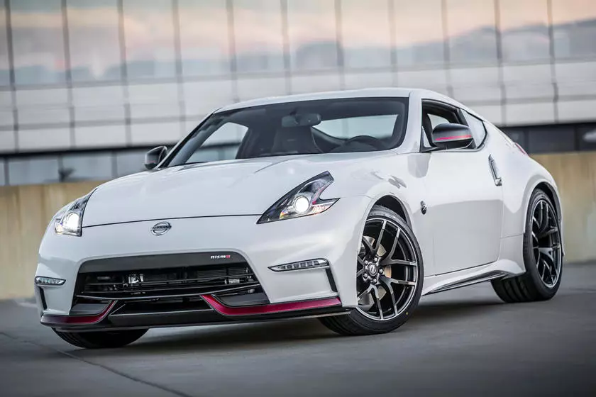 Vista de ángulo frontal del Nissan 370Z NISMO 2014-2020