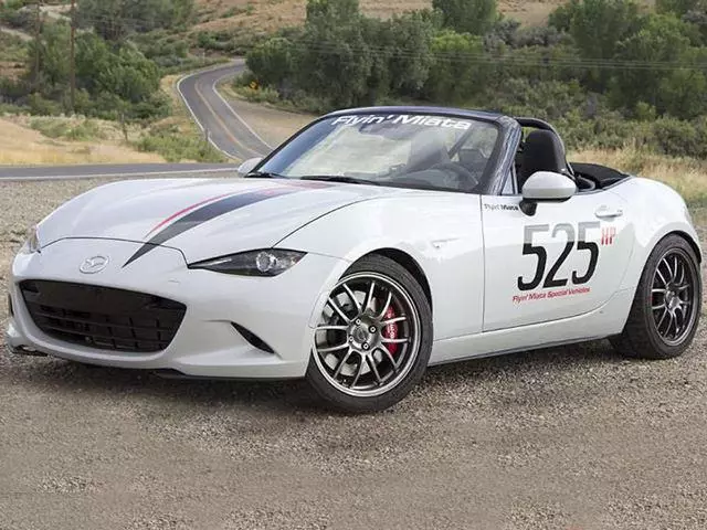 Mumwe Munhu Akasunda V8 MuMazda MX-5 Itsva Uye Zvinoshamisa 48162_1