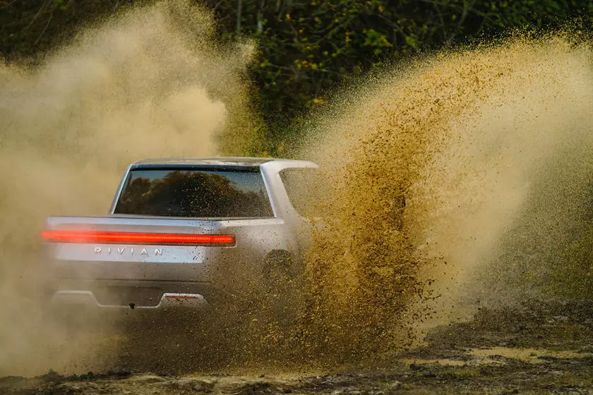 2022 Rivian R1T vörubíll að aftan akstur