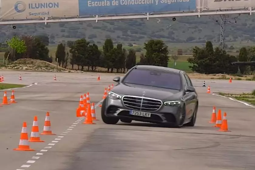 Mercedes S-Class esmaga um BMW muito menor em teste Moose 48354_2