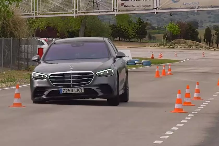 Mercedes S-Class esmaga um BMW muito menor em teste Moose 48354_3