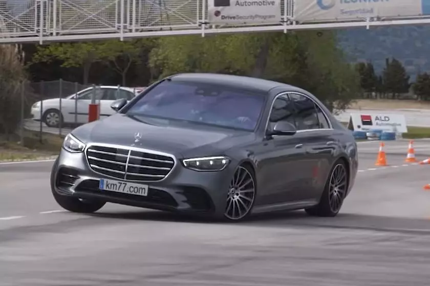 Mercedes S-Class esmaga um BMW muito menor em teste Moose 48354_4