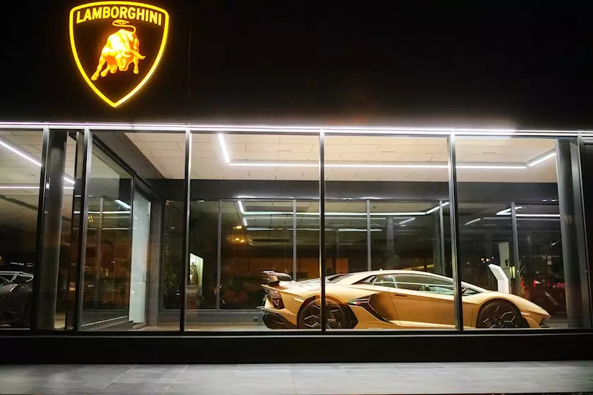Lamborghini의 완전히 새로운 제네바 쇼룸은 심각하게 매끄럽습니다. 484_1