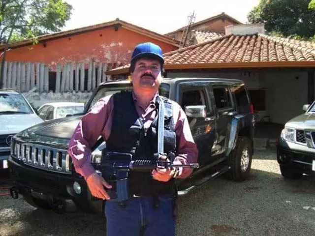 Queste sono le 5 migliori auto che pensiamo che Lord El Chapo sia fuggito dalla droga messicana 48614_1