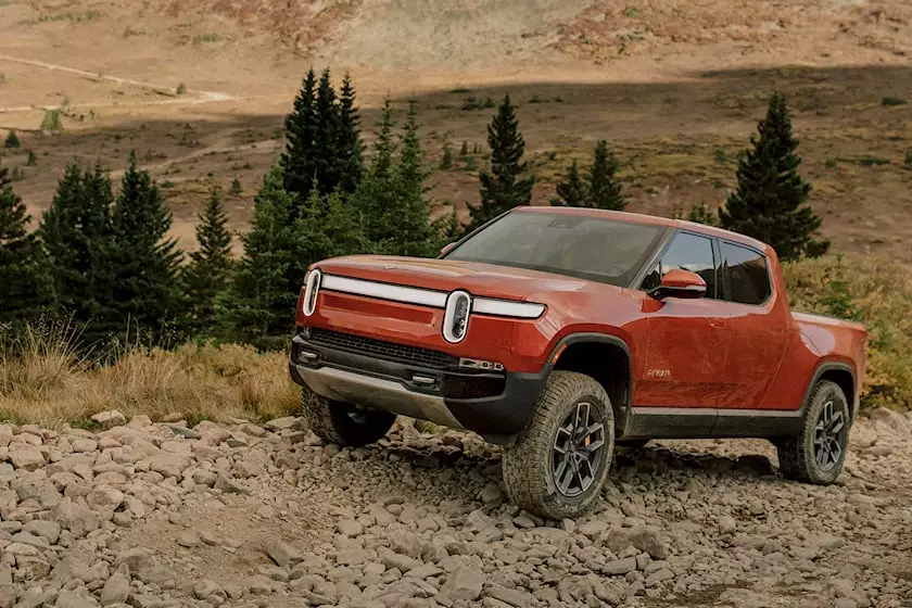 2022 Rivian R1T ٹرک ڈرائیونگ فرنٹ اینگل