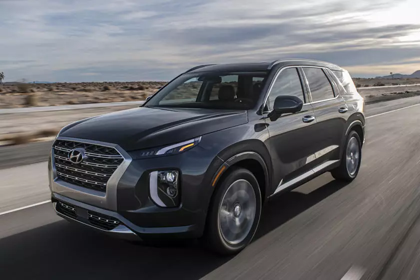 La parte delantera del Hyundai Palisade 2020 en movimiento