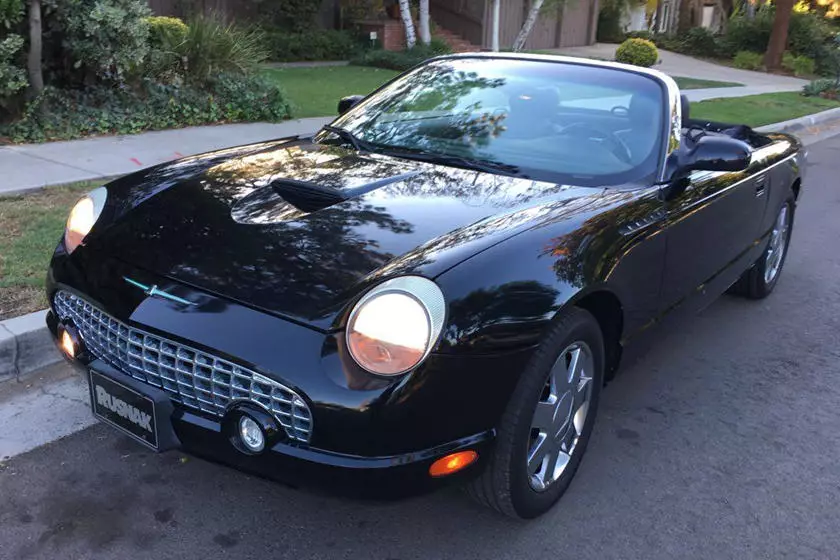 සතිපතා Craigslist සැඟවුණු නිධානය: 2002 Ford Thunderbird 48695_1