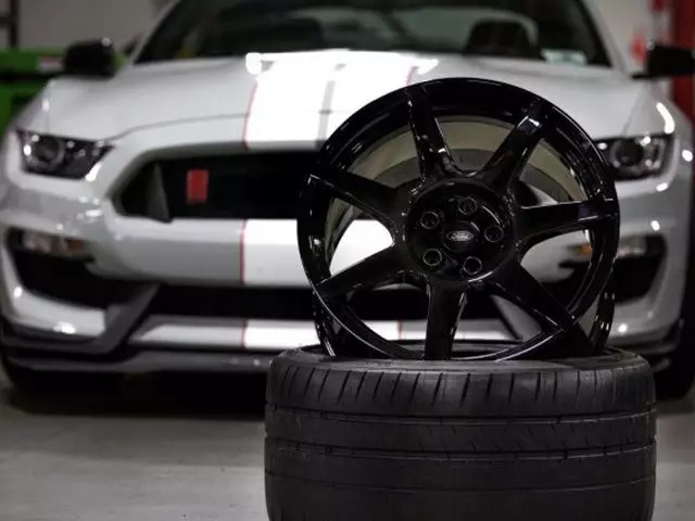 이것은 2015 Shelby GT350R의 가장 멋진 부분일 수 있습니다. 48717_1