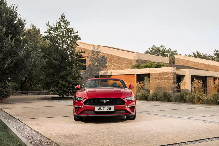 Pohľad spredu na kabriolet Ford Mustang 2018-2020