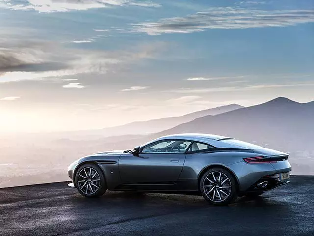 Prima vedere a Aston Martin DB11 din 2017: Cea mai importantă mașină a sa vreodată 48753_2