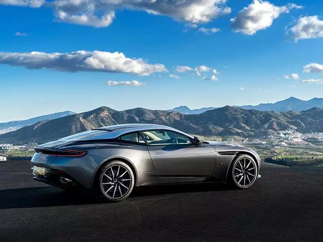 Review Tampilan Pertama Aston Martin DB11 2017: Mobil Paling Penting Yang Pernah Ada 48753_7