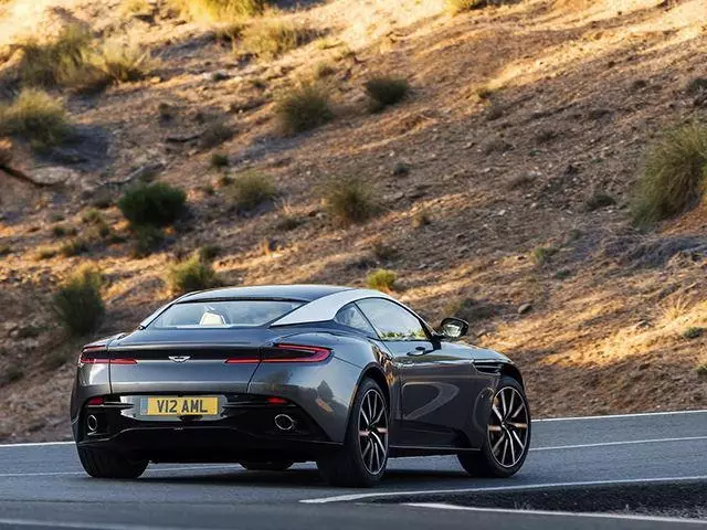 2017 Aston Martin DB11 Su'esu'ega Muamua: O lana ta'avale sili ona taua 48753_8