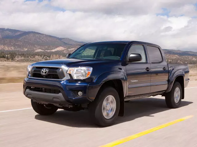 Andlitslyfting: Fyrstu myndirnar af Toyota Tacoma 2012 48795_1