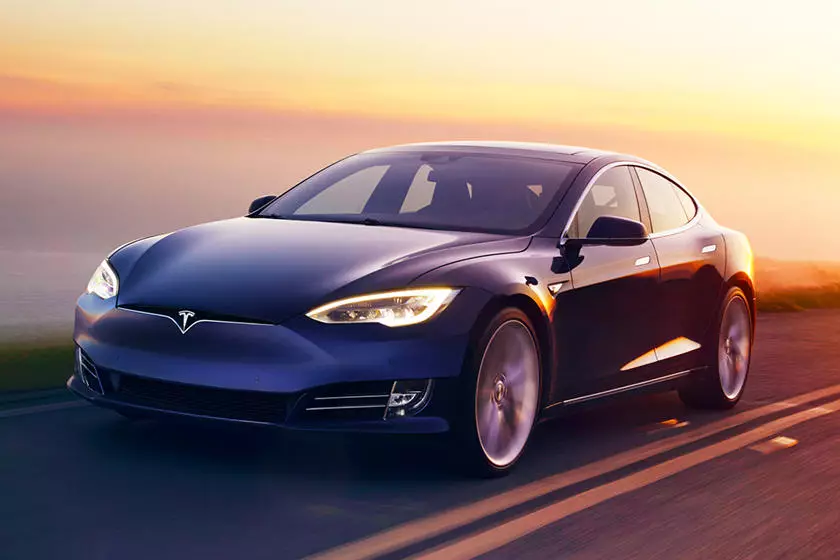 2017-2020 Tesla Model S Возење со преден поглед