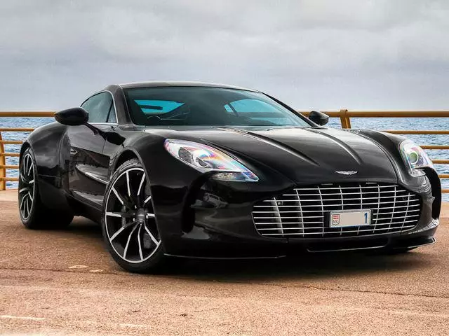 Tento Aston Martin One-77 prosí, aby ho řídil James Bond 48905_1