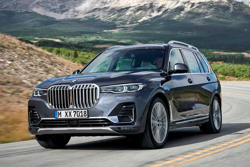 2019-2020 BMW X7 Front View Driving