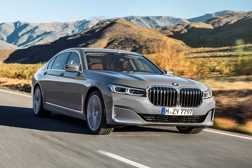 2020-2021 BMW 7 સિરીઝ ફ્રન્ટ વ્યૂ ડ્રાઇવિંગ