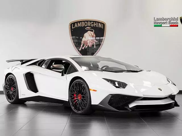 Lamborghini dink nie die wêreld kan 'n agterwielaangedrewe Aventador hanteer nie 49217_1