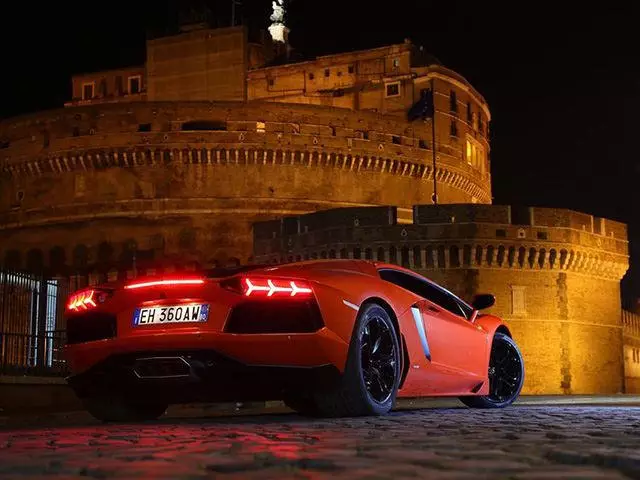 I-Lamborghini ayicingi ukuba ihlabathi linokuphatha i-Aventador ye-Rear-Wheel Drive 49217_2