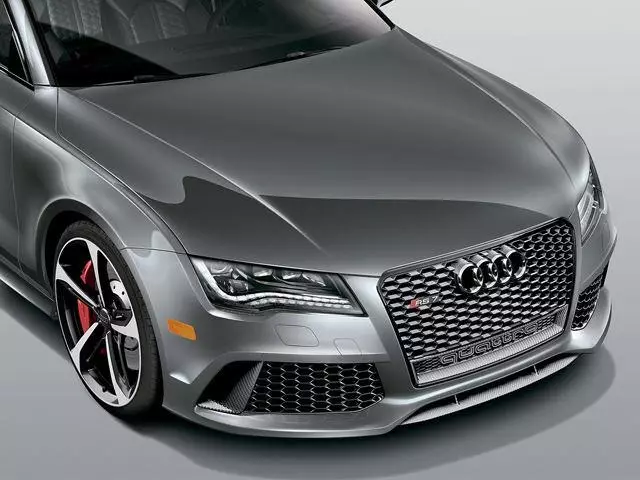 2015 Audi RS7 ಡೈನಾಮಿಕ್ ಆವೃತ್ತಿಯು NY ಗೆ ಹೆಡ್ಗಳು R8 ಗಿಂತ ಹೆಚ್ಚು ಬೆಲೆಯಿದೆ 49499_1