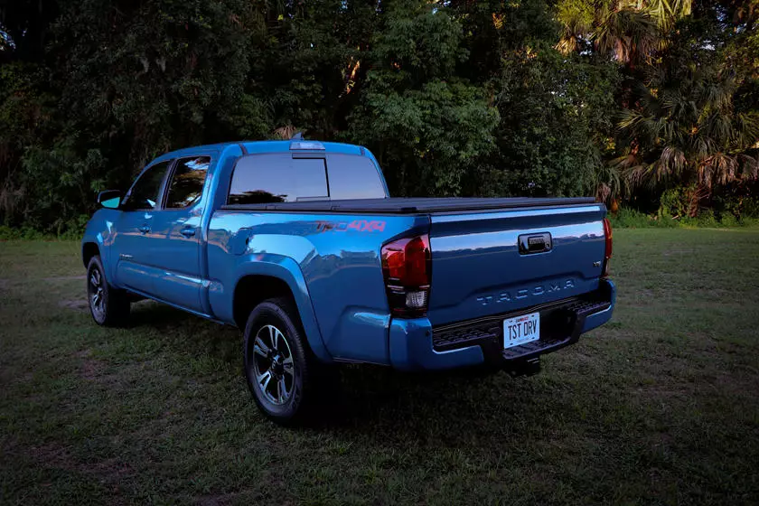 2019-2020 Toyota Tacoma арын өнцгийг харсан