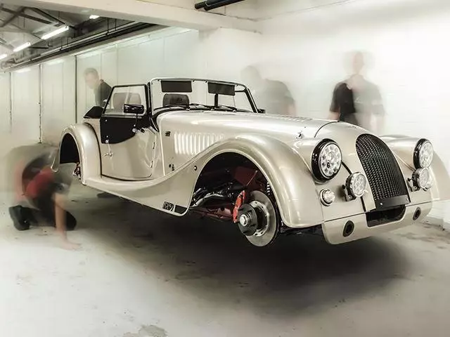 නව Morgan AR P4 අතිශයින් හැඩගැන්වීම සහ Cosworth-බලැති එන්ජිමක් ලබා ගනී 49670_7