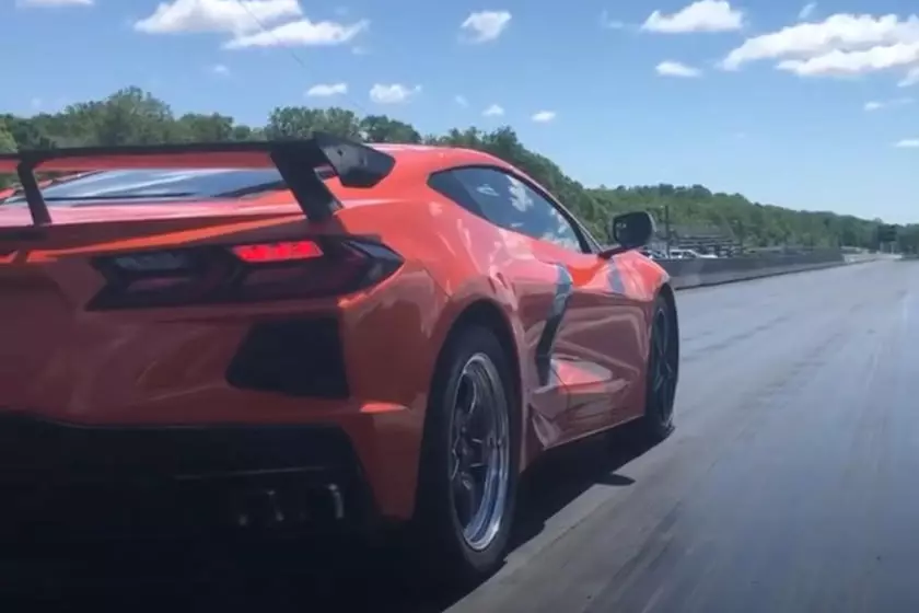 צפו ב-A Bone Stock Chevy Corvette C8 Demolish The Quarter Mile 49714_1