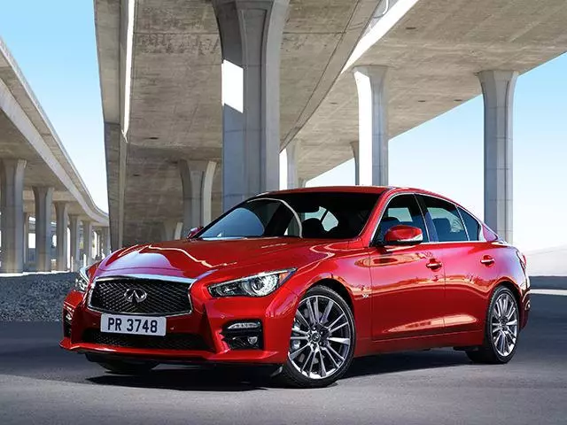 Infiniti's New Q50 Ngan Bisa Mibanda Daya Kuda Pikeun Nyingsieunan BMW Sareng Mercedes 49895_1